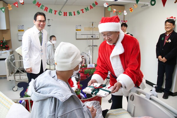 ‘산타’ 배경훈 부총리, 24일 원자력의학원서 소아청소년암 환자 응원